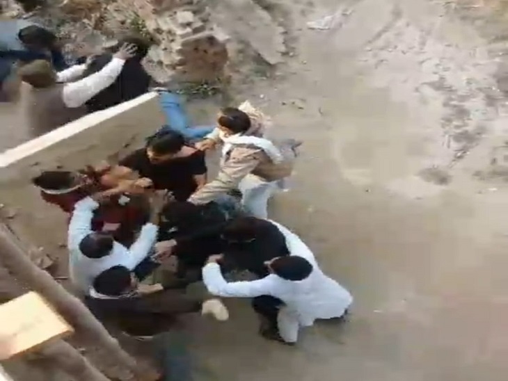 Fighting over land dispute in Azamgarh, video goes viral | आजमगढ़ में ...