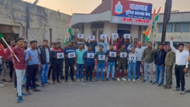 Youth Congress demonstrated against cutting of trees in Hasdev Aranya ...