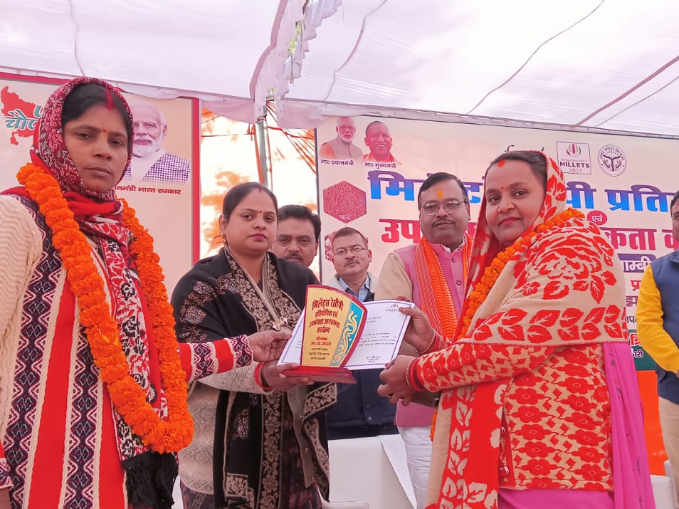 DM established village chaupal in Kaushambi