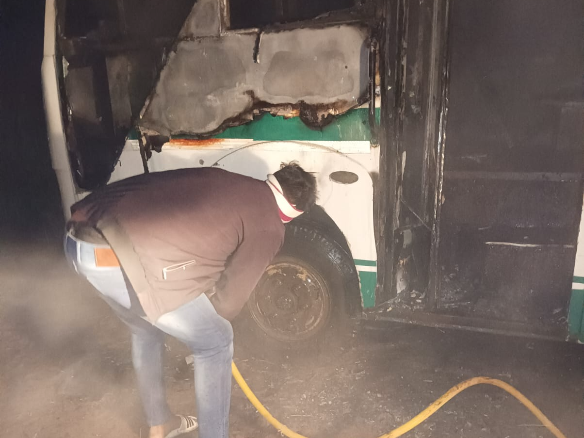 Bus caught fire due to short circuit | शॉर्ट सर्किट से बस में आग लगी ...