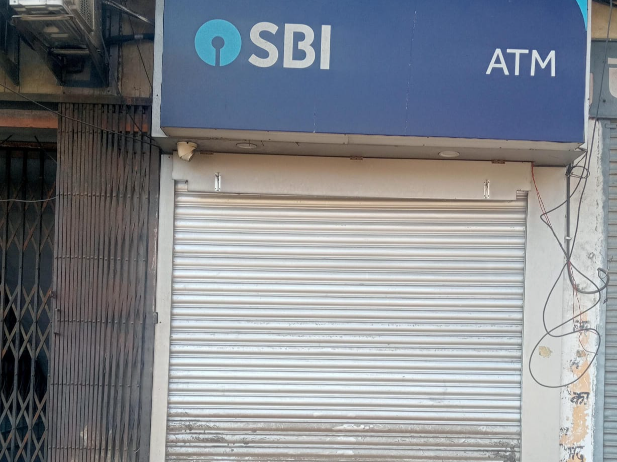 ATM cut with gas cutter, Rs 29 lakh looted | ATM काट कर, 29 लाख लूट ले ...