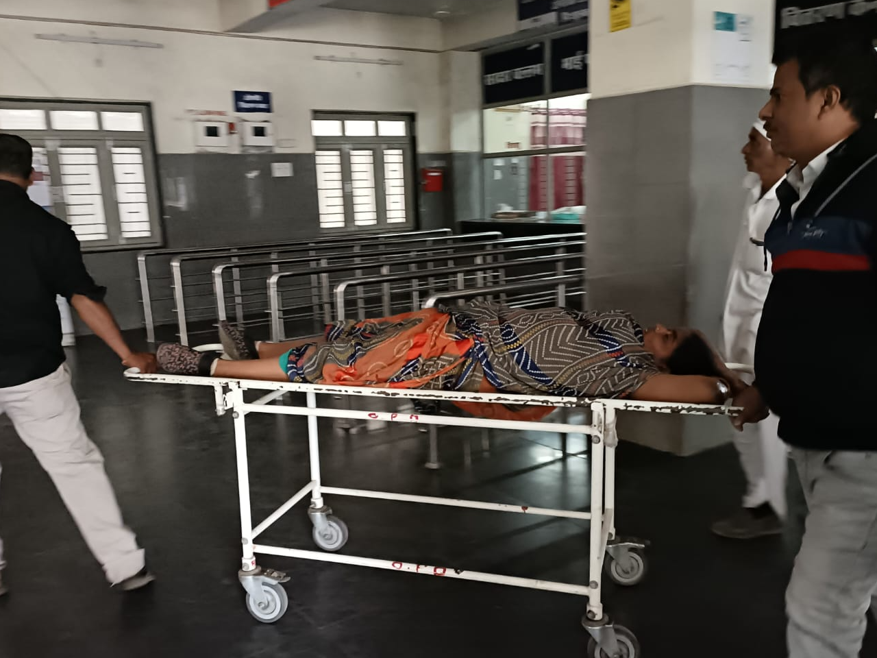 Suddenly the rear tire of a moving bike burst | अचानक फटा चलती बाइक का ...