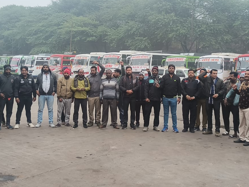 Wheels of buses stopped in Ratlam | रतलाम में थमे बसों के पहिए: हिट एंड ...