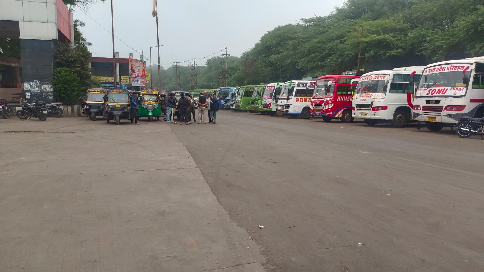Wheels of buses stopped in Ratlam | रतलाम में थमे बसों के पहिए: हिट एंड ...
