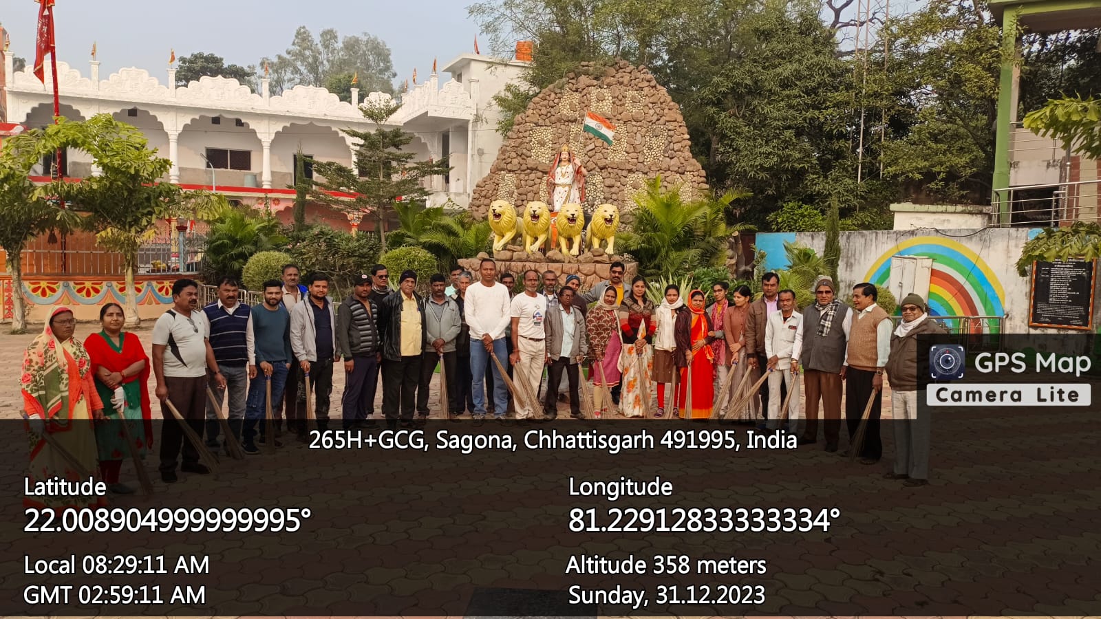 Members of Senior Citizen Committee cleaned Bharat Mata Chowk | सीनियर ...