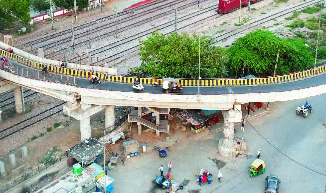 There is no footoverbridge or footpath on Gohana Road flyover, people ...
