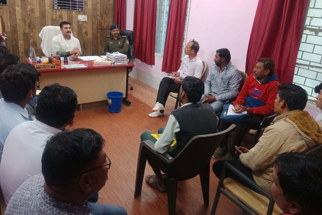 Police administration held a meeting of school bus operators | पुलिस ...