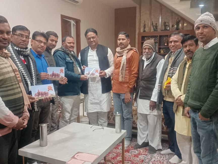 Akshat and leaflets worshiped in Niwai were distributed.
