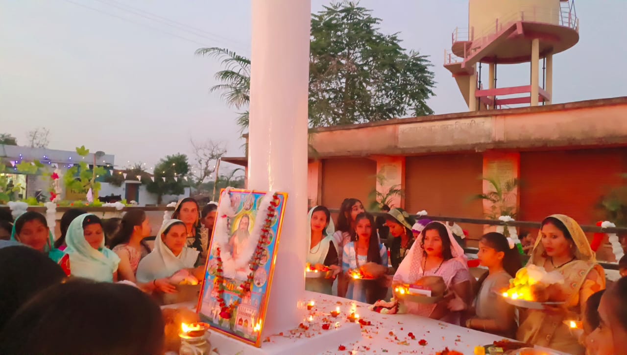 Satnami community offered palo in Jaitkham and lit lamps on the birth ...