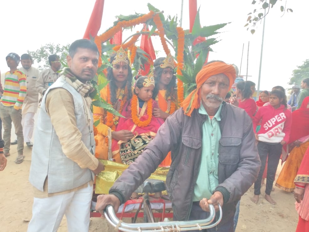 Worshiped Akshat Kalash Yatra started with great enthusiasm in Ballia ...