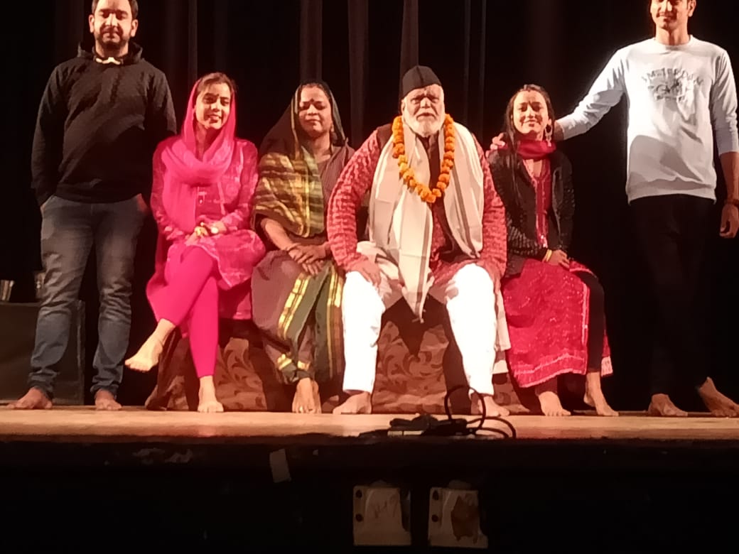 81 year old Vasudev Bhatt became Natsamrat, got a lot of applause ...