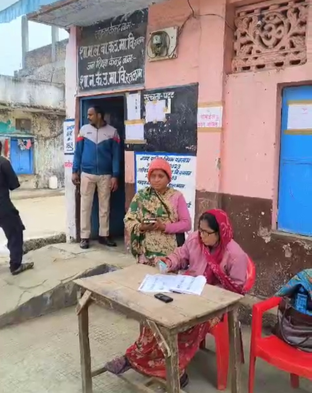 Despite the cold, enthusiasm among voters, by-elections in 31 Municipal ...
