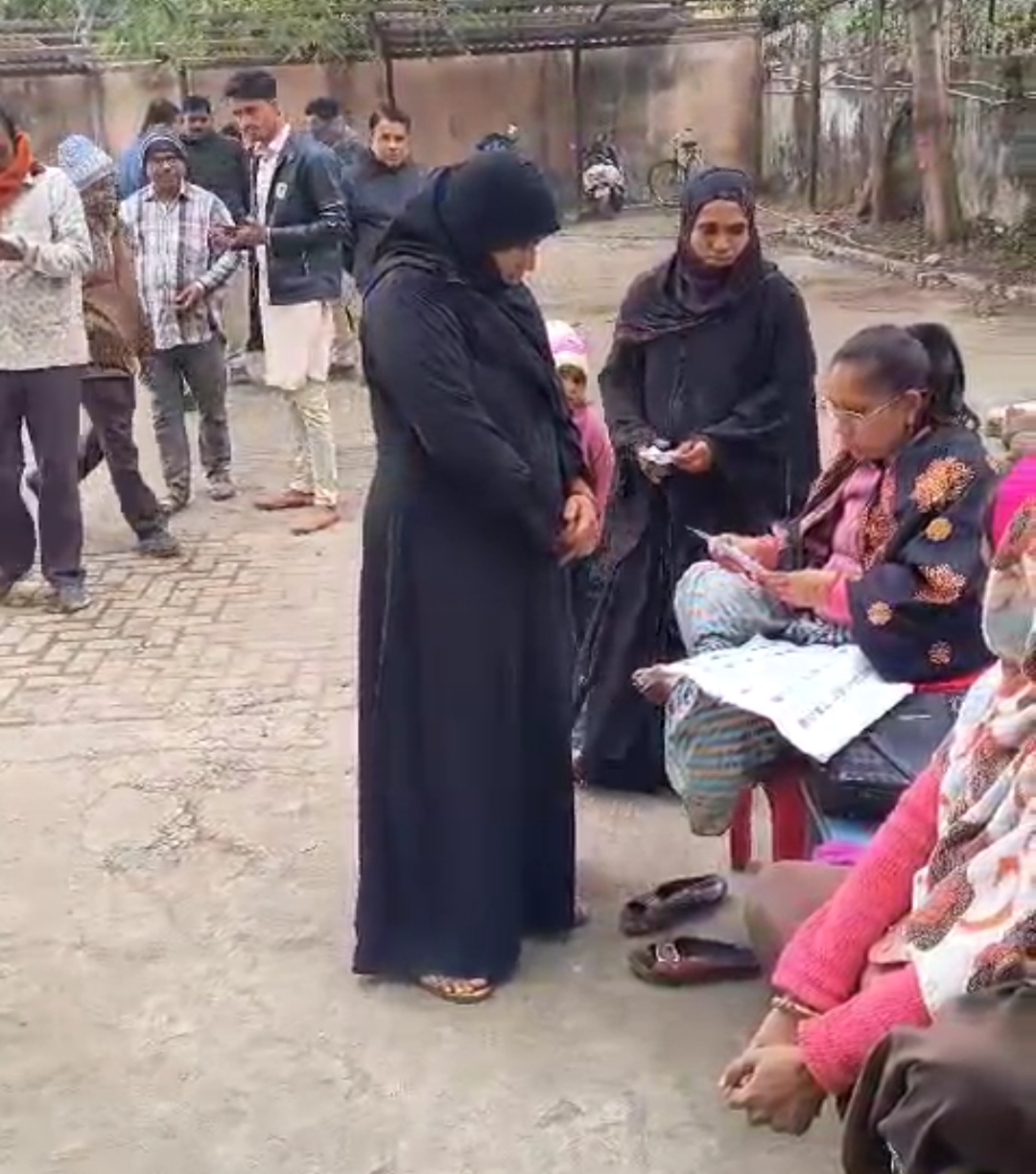 Despite the cold, enthusiasm among voters, by-elections in 31 Municipal ...