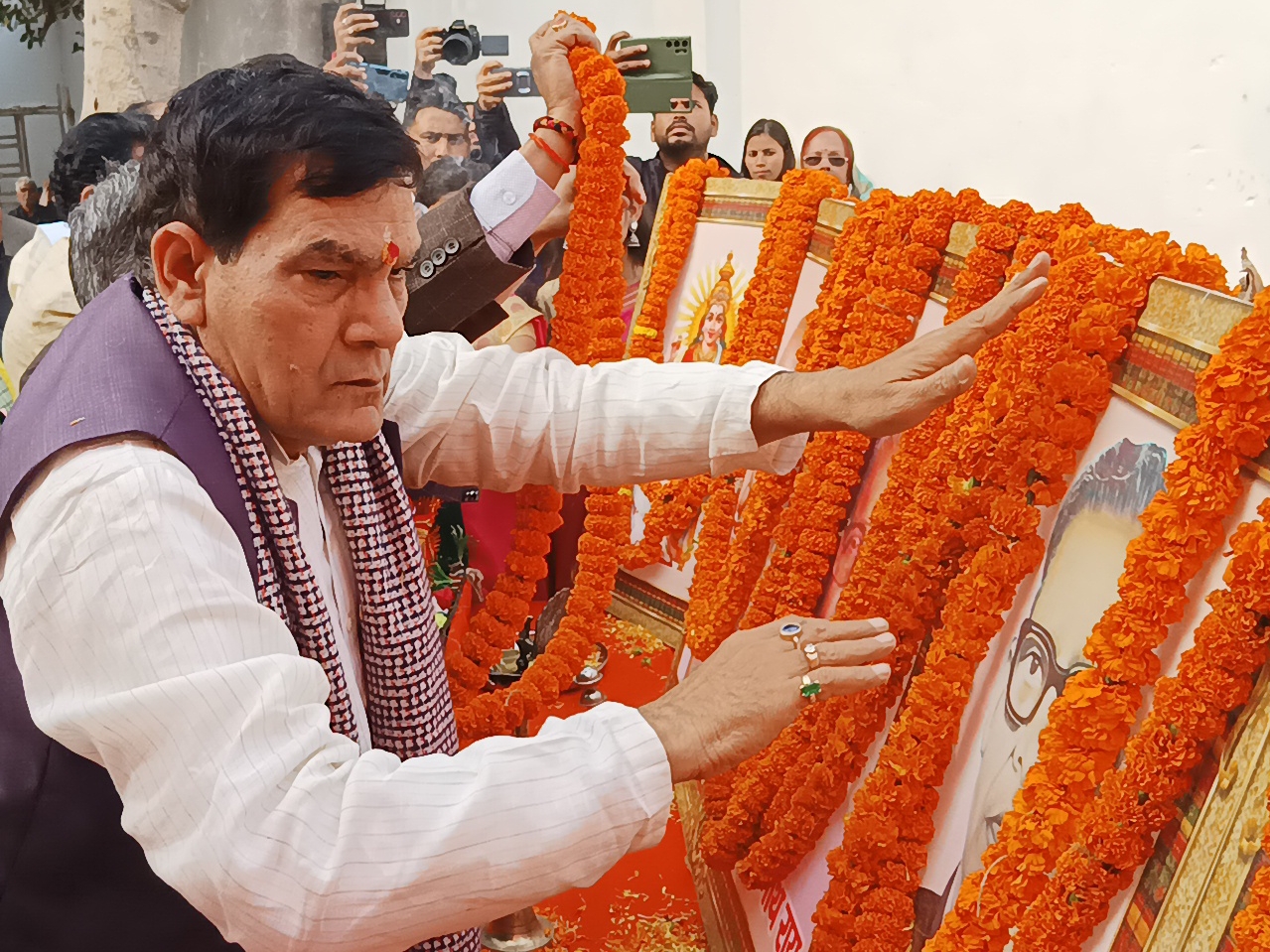 Cabinet Minister AK Sharma reached Mau