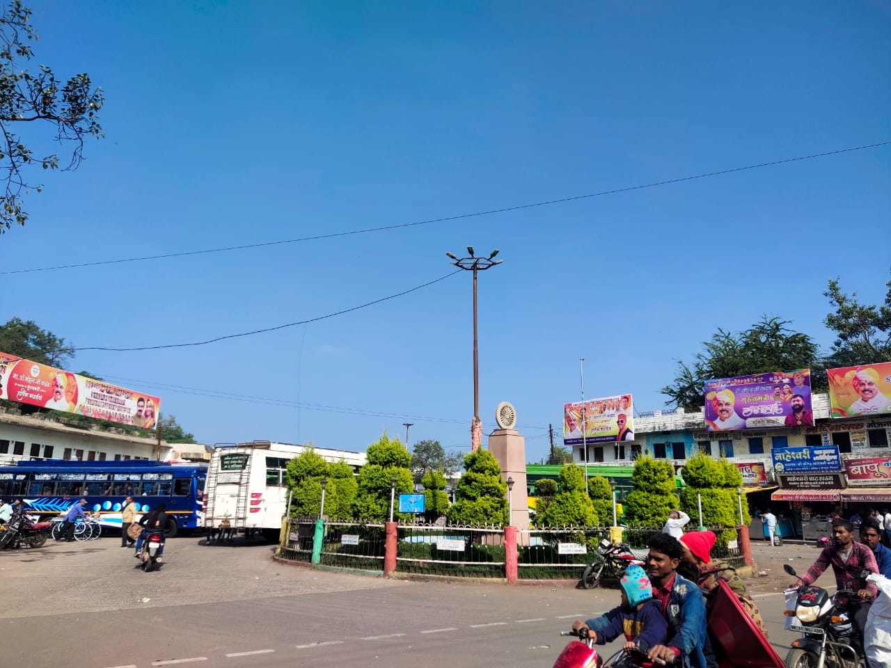 Clouds cleared in Badnawar after three days | बदनावर में तीन दिन बाद ...