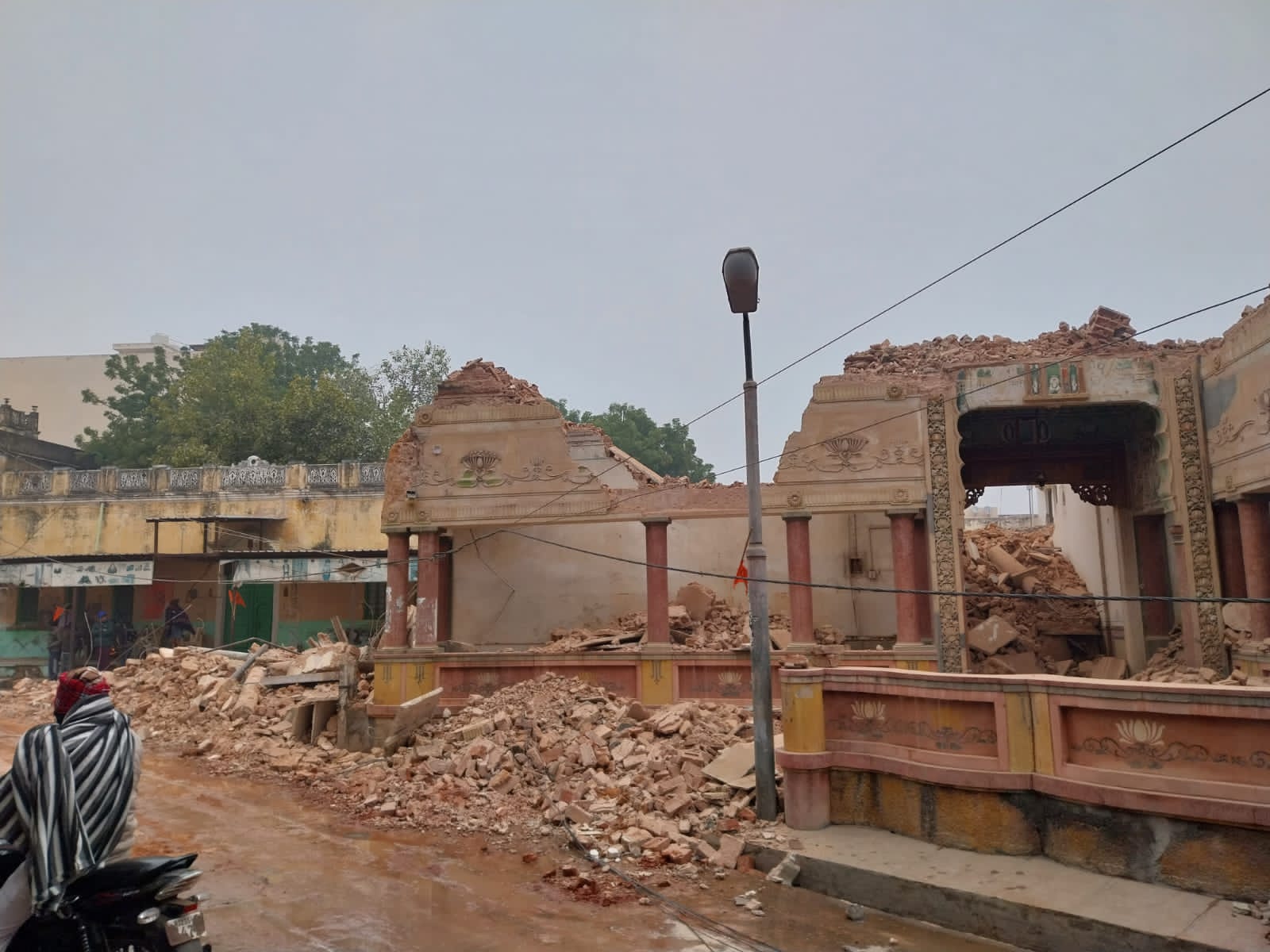 Many houses damaged due to demolition of Bajoria Haveli | बाजोरिया ...