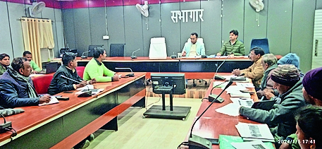 Complete the work of 33 schemes on time: DM | 33 योजनाओं का कार्य ससमय ...