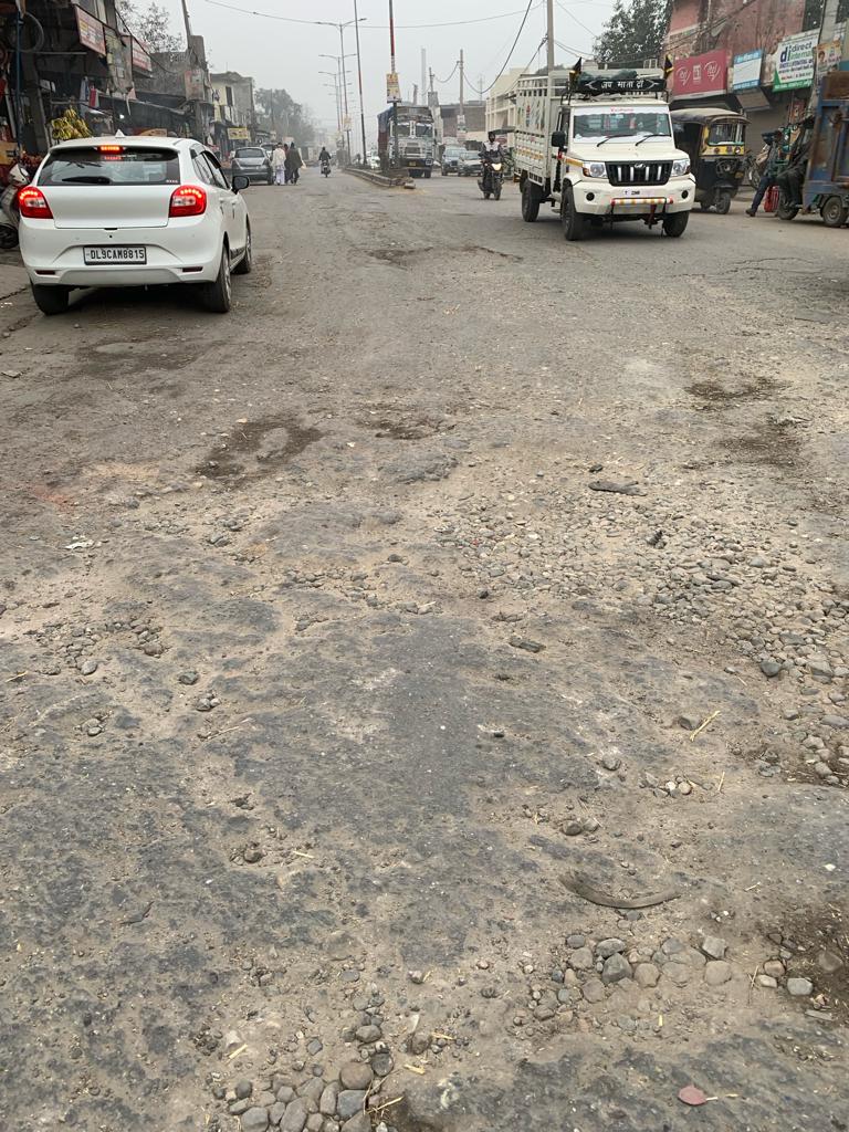 Road broken in Tarawadi, bikers falling and getting injured | तरावड़ी ...