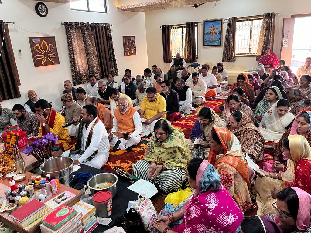 Swami Hariharanand conducted Shivarchana to the devotees | स्वामी ...