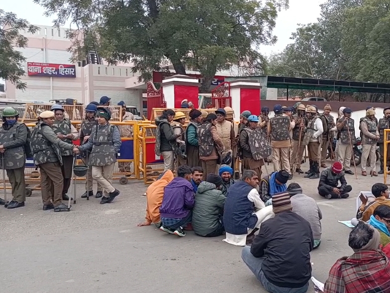 Hisar Pawan Suicide Case- City Police Station Villagers Protest, DSP ...