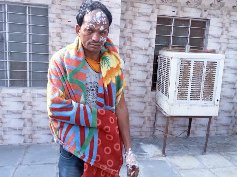 Putting thinner in the bonfire to protect from cold | अलाव में थिनर ...