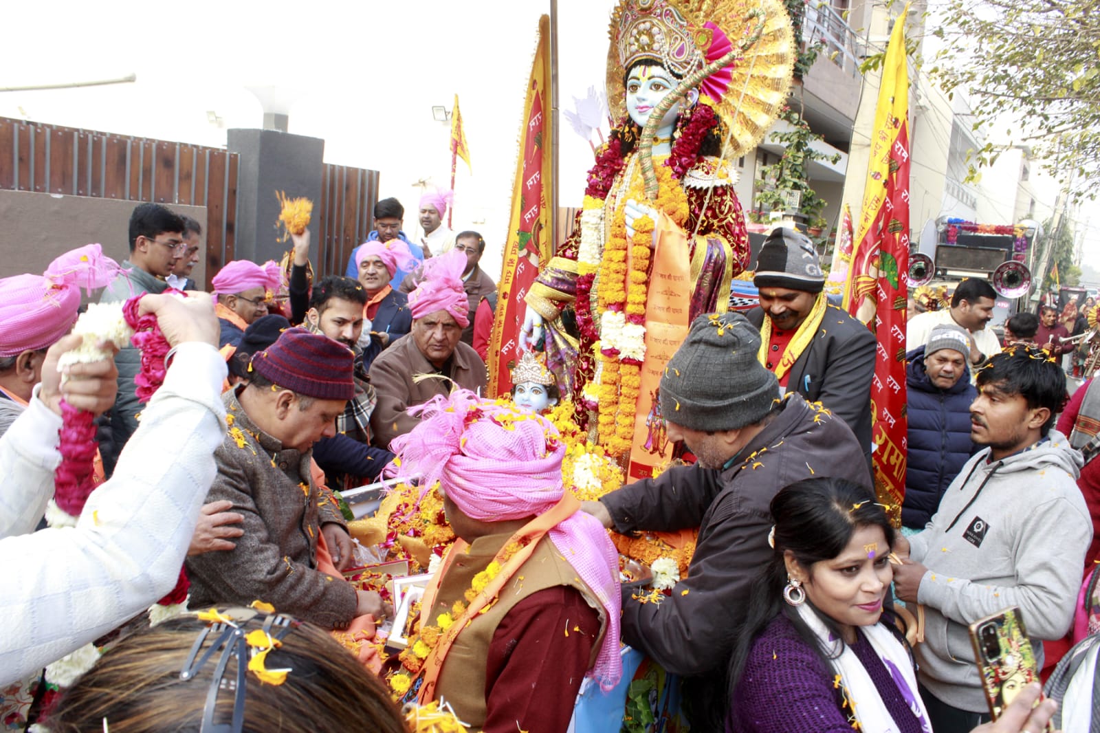 A procession was taken out to distribute the worshiped Akshat received ...