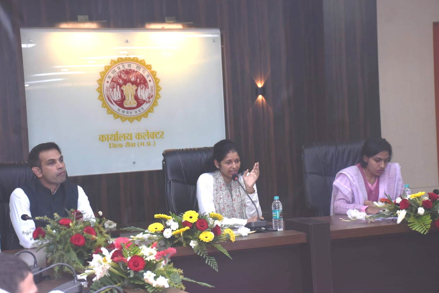 Rewa Collector warned officials,Rewa latest news | रीवा कलेक्टर ने ...