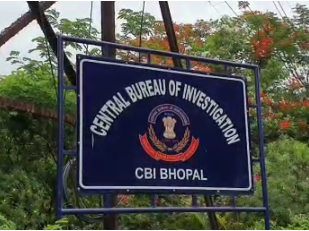 CBI filed FIR for demanding bribe | CBI ने RAILWAY अफसर को रिश्वत लेते पकड़ा: रेलवे का चीफ लॉ ...