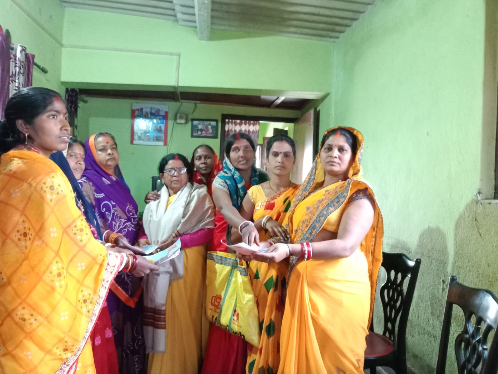 Women delivering Poojit Akshat from door to door | पूजित अक्षत घर-घर पहुंचा रहीं महिलाएं ...