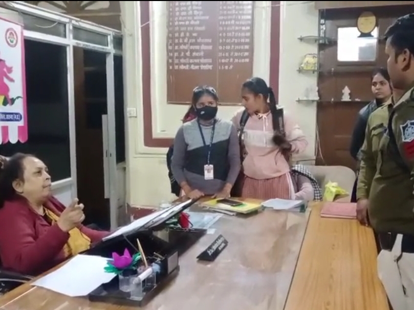 Satna - Controversy in Indira Girls College: Two girl students fought ...