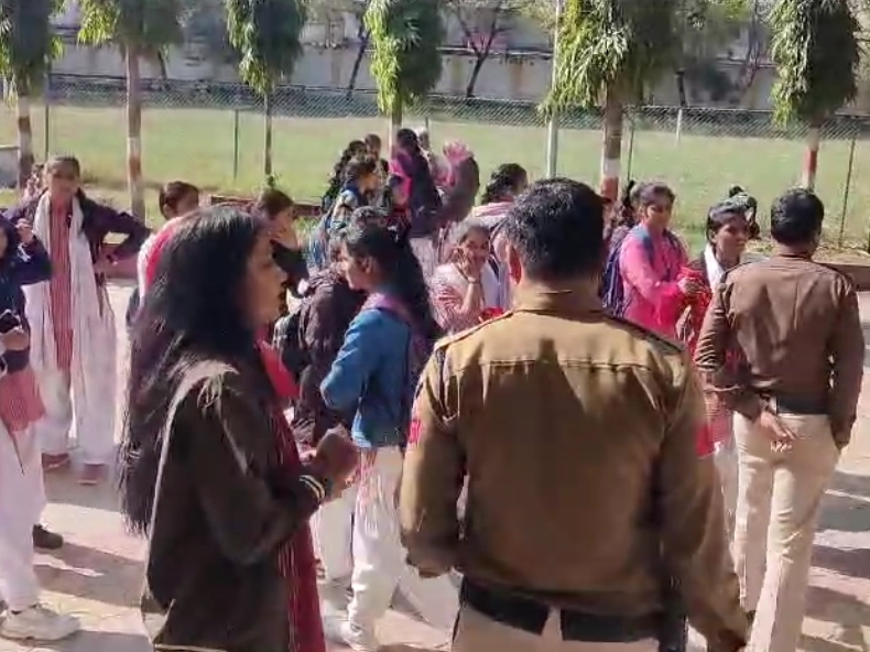 Satna - Controversy in Indira Girls College: Two girl students fought ...