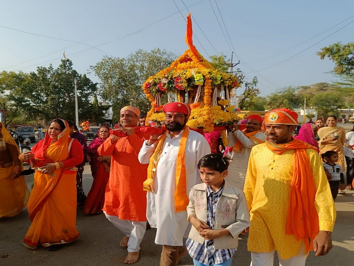 The Akshat Kalash coming from Ayodhya was welcomed with shower of ...