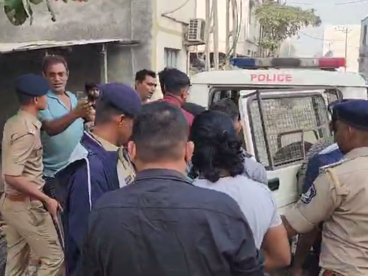 angry workers pelted stones and broke police vechile in mangrol ...