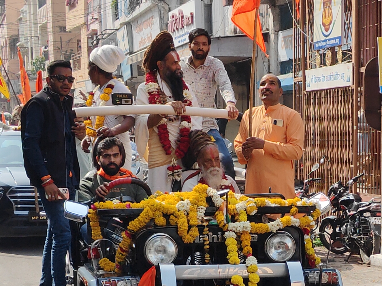 Falahari Baba left for Ayodhya from Mhow | महू से अयोध्या के लिए रवाना ...