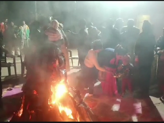 Lohri festival celebrated in traditional way in Firozabad | फिरोजाबाद में पारंपरिक तरीके से ...