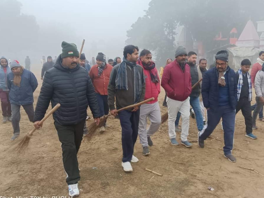 MP held broom, cleaned Tilakpur and Bhadeshwarnath temple