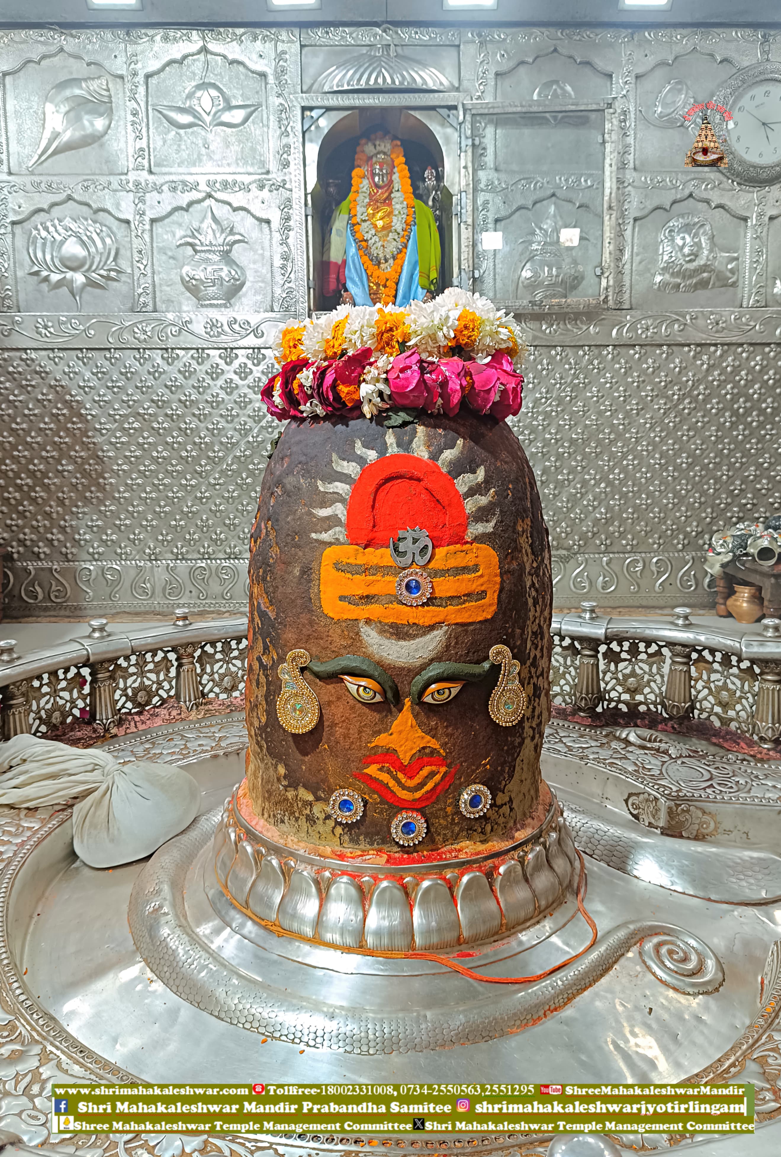 Adorning the head of Lord Mahakal with sandalwood and jewels. Sunday ...