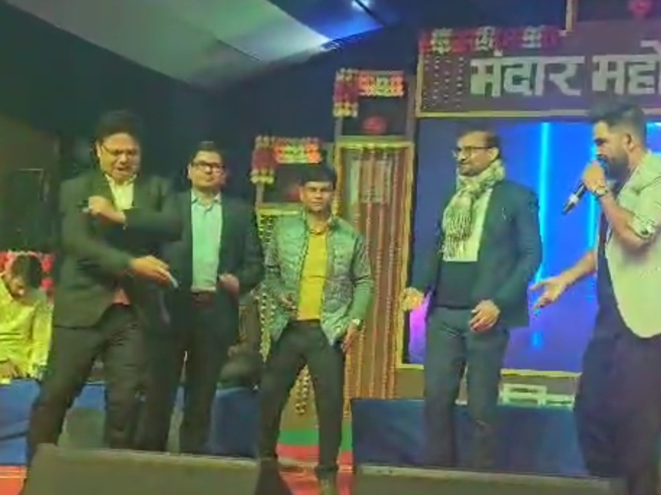 SDM arun kumar singh dances to the tune of Bolo Tara Rara Ra | बोलो ...