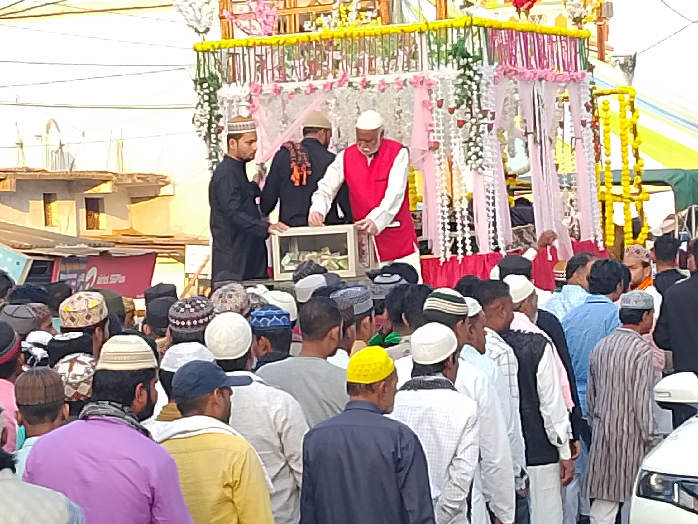 Chadar procession held in Pipariya; Late night qawwali after langar ...