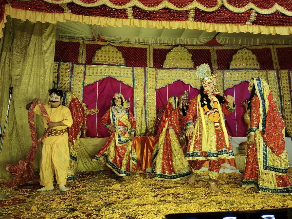 Holi with flowers fed to Radha Krishna in Rasleela | रासलीला में ...