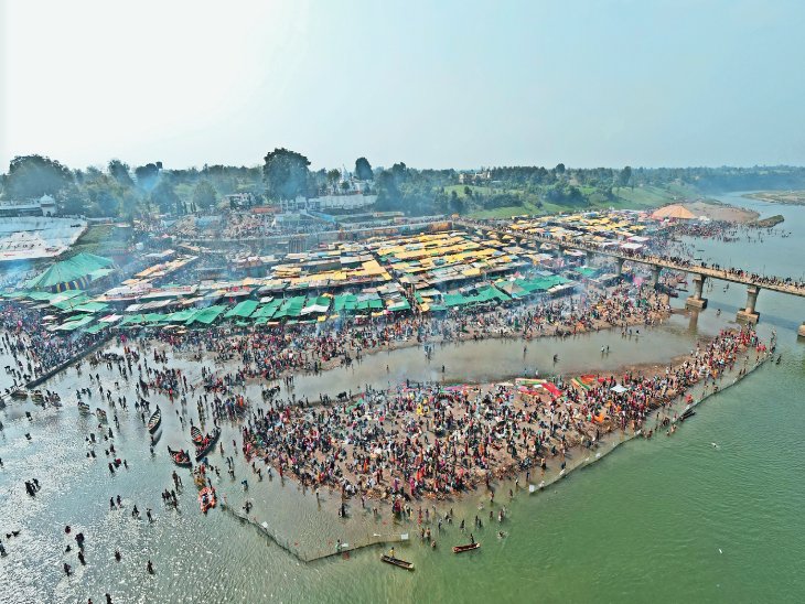 At Barman Ghat, Namo Narmadayai Nijanandadayai, meaning: Obeisance to ...