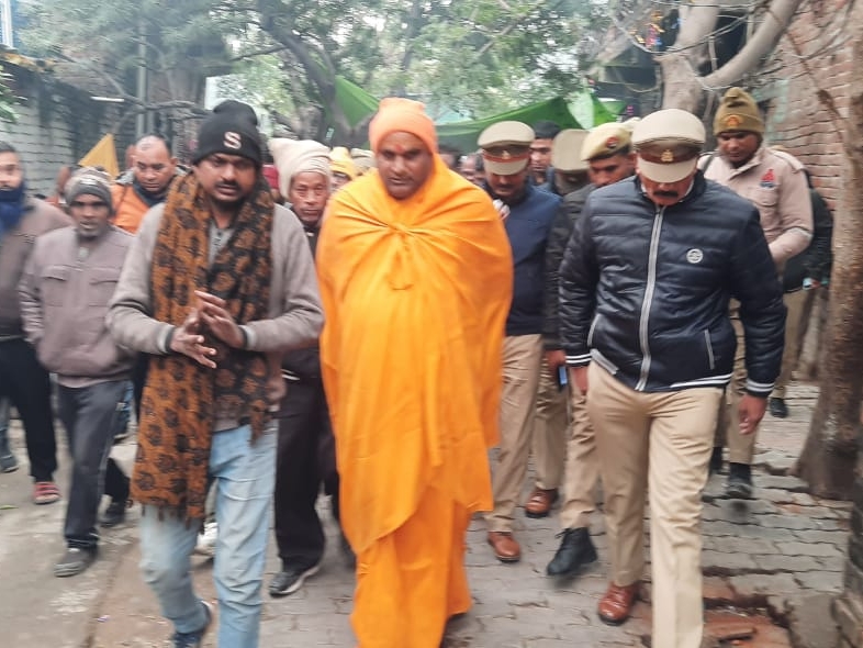 Swami Shri Atmanand Saraswati Maharaj met the victim's family, gave ...