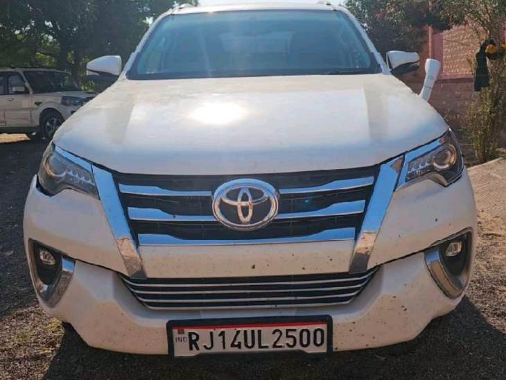 Fortuner loaded with poppy seeds seized, smugglers fled leaving the car ...