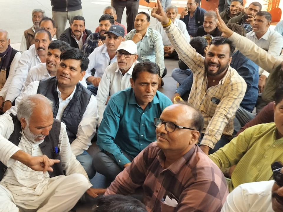 Farmers of Pithampur met Indore Commissioner | इंदौर कमिश्नर से मिले ...