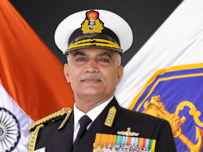 Navy Chief Admiral R Hari Kumar performed push-ups | नौसेना प्रमुख ...