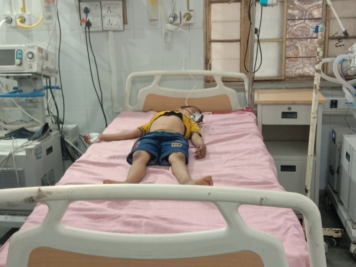 Innocent child falls from roof while flying kite, seriously injured ...