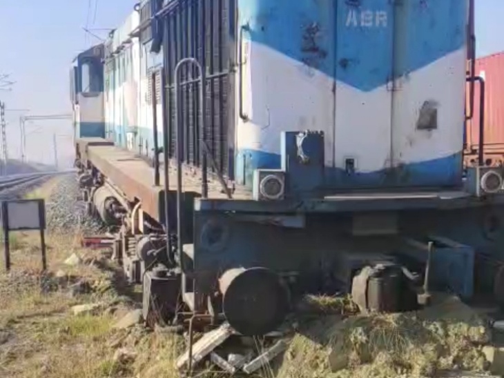 Goods train engine derails | मालगाड़ी का इंजन पटरी से उतरा: रेलवे और ...