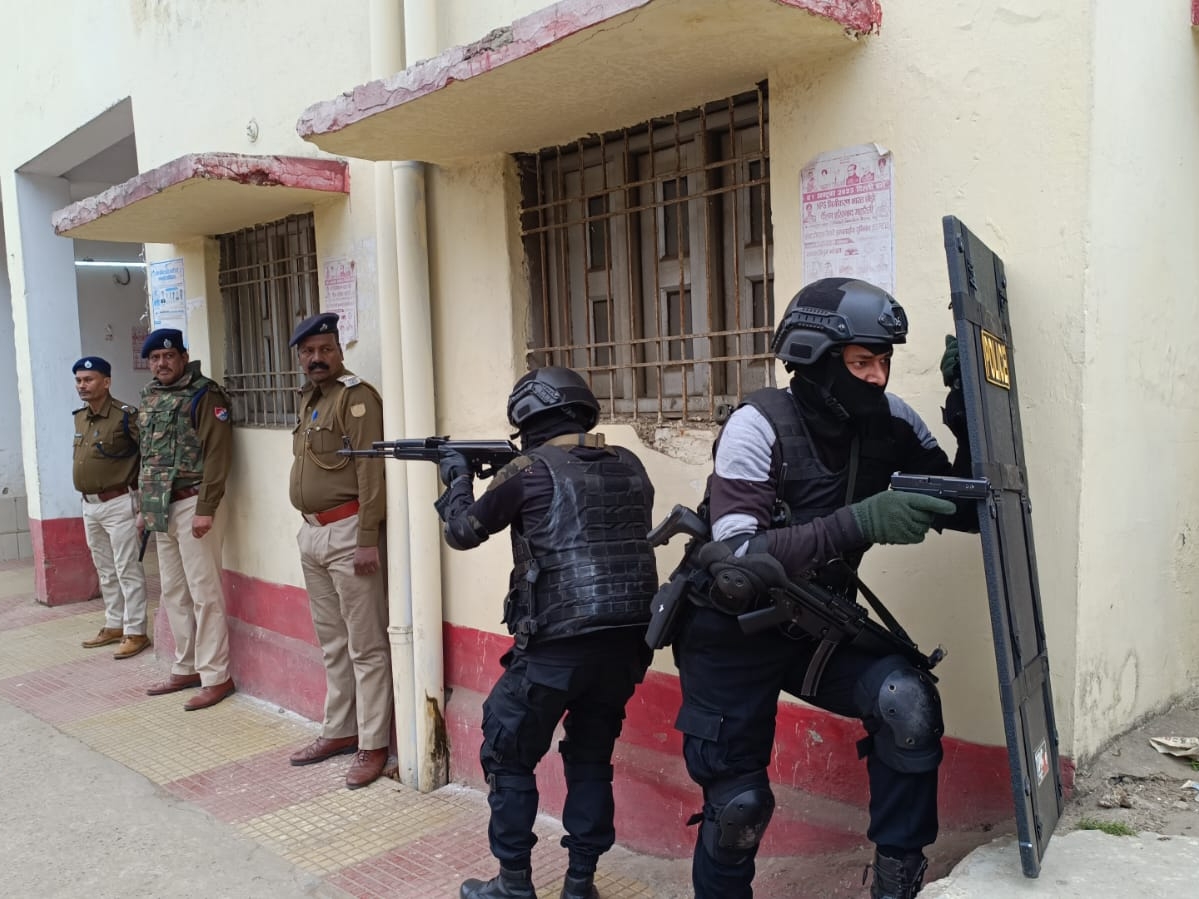 ATS commandos suddenly entered Raxaul railway station | रक्सौल रेलवे ...