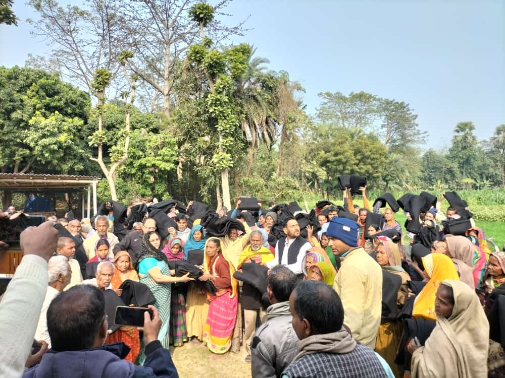 Chief distributed blankets among 2 thousand people | मुखिया ने निजी कोष ...