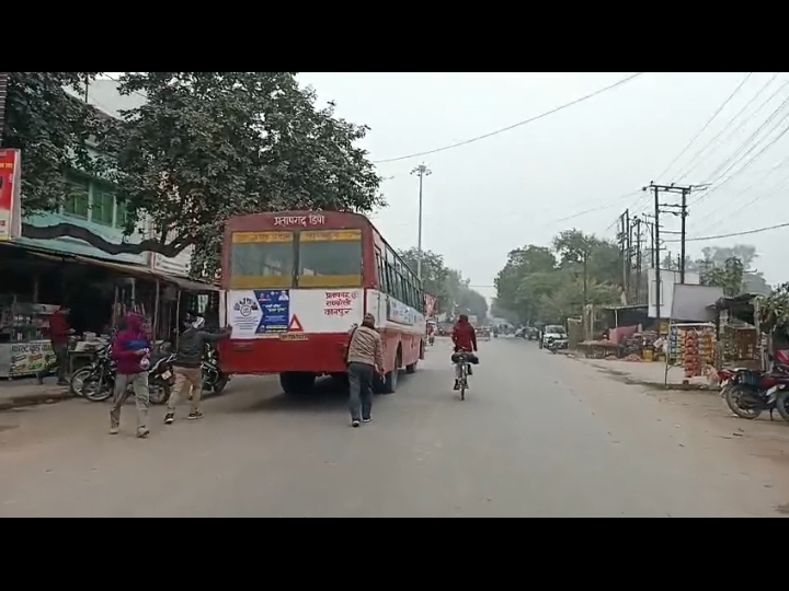 Roadways bus broke down in Rae Bareli, had to be pushed, VIDEO ...